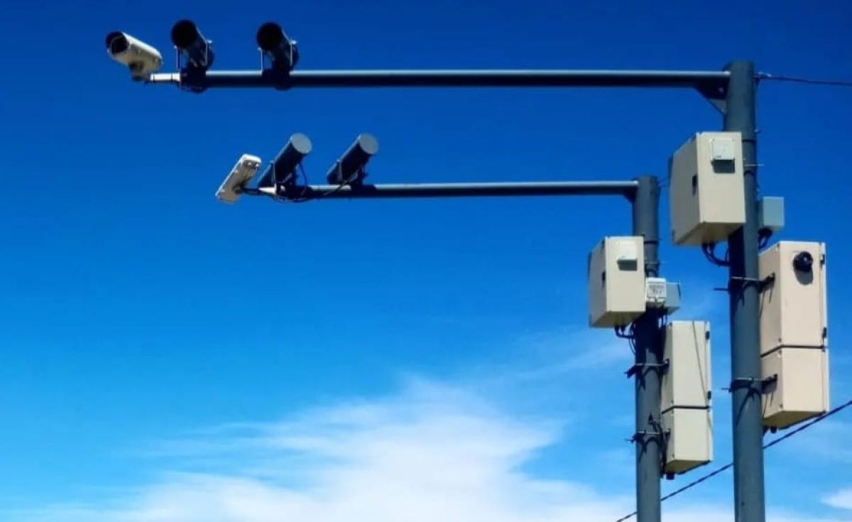 Colocación de radares sobre la Ruta Nacional 33 en cruce con el acceso ...